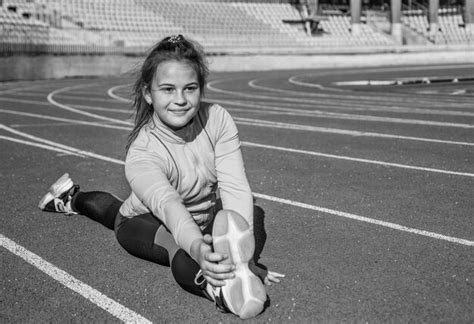 Flexibilité Partagée Entraînement Des Enfants à L école Leçon Physique