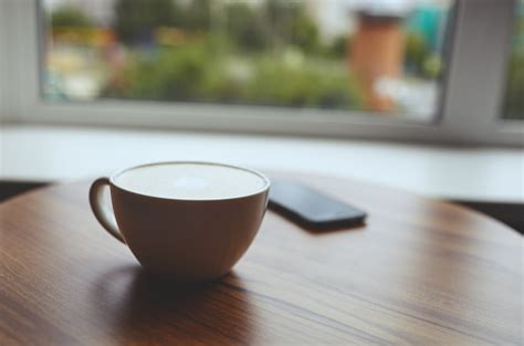 카페에서 테이블에 커피 라떼와 스마트 폰 의 잔의 흐릿한 이미지 0명에 대한 스톡 사진 및 기타 이미지 0명 갈색 검은색 Istock