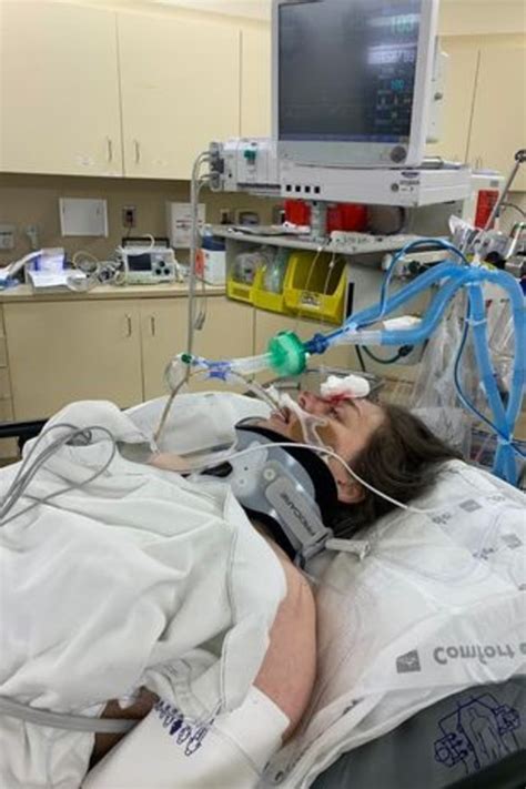 Tỉnh dậy sau 2 tuần hôn mê cô gái gây sốc khi nói chuyện như người nước ngoài