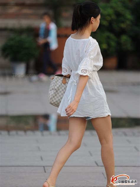 街拍的连衣裙白嫩美腿妹子 中国娱乐资讯网CECET CN