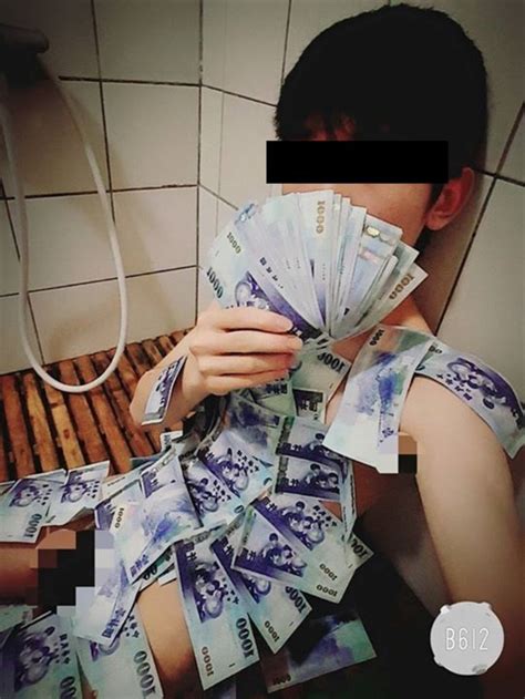 高三男裸身灑錢炫富 網友警察盯上你了 華視新聞網