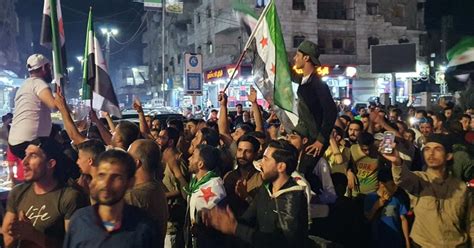 حرق وإزالة أعلام تركيا في شمال سوريا رفضا لدعوة المصالحة مع النظام