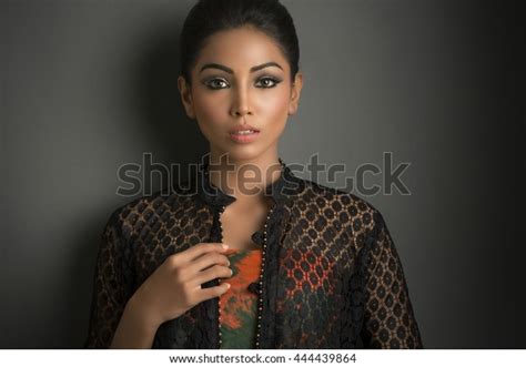 Categoría «dusky Woman De Imágenes Fotos De Stock E Ilustraciones
