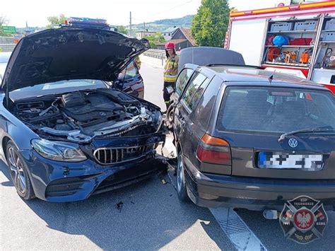 Wypadek w Tęgoborzy Na DK75 zderzyły się dwa samochody osobowe Mercedes i volkswagen skasowane
