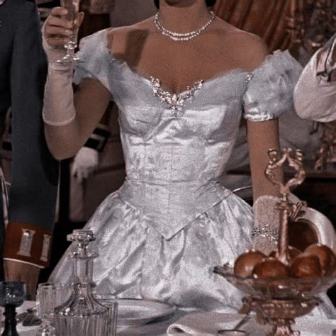Pin By Rae On The Bridgerton Experience Dresses Old Fashion Dresses