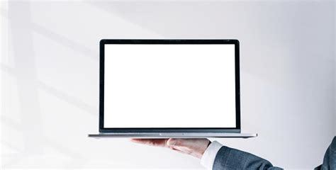 Layar Komputer Mockup Laptop Pengusaha Memegang Buku Catatan Kosongkan