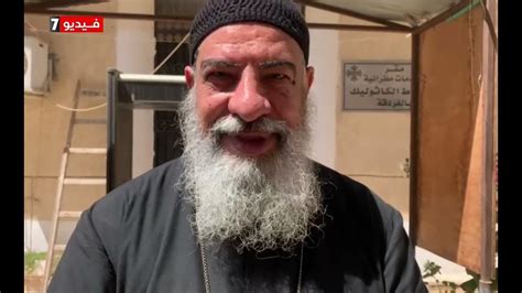 راعى مطرانية الأقباط الكاثوليك بالغردقة يعلق زينة رمضان على باب