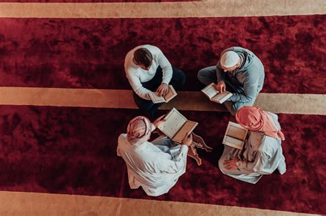 라마단의 무슬림 휴일 동안 현대 모스크에서 꾸란의 거룩한 책을 읽는 무슬림 그룹 Eid Mubarak에 대한 스톡 사진 및 기타