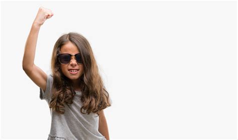 분노와 좌절과 분노와 함께 외치는 동안 분노의 주먹을 올리는 미친 선글라스를 입고 갈색 히스패닉 소녀 분노와 공격적 개념 T 셔츠에 대한 스톡 사진 및 기타 이미지 Istock