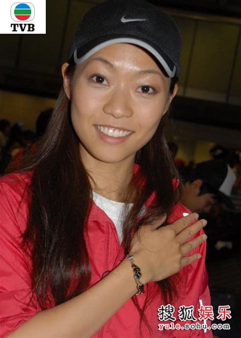 16佳丽返港亲人接机 麦皓儿父母疼女落泪当场 搜狐娱乐