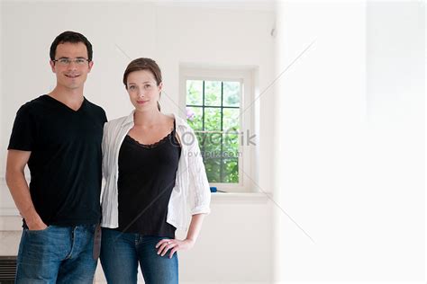 새 집에 행복 한 커플 사진 무료 다운로드 Lovepik