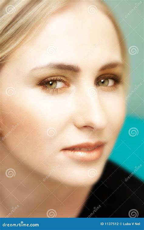 Visage De Jeune Femme Blonde Avec Les Yeux Verts Photo Stock Image Du
