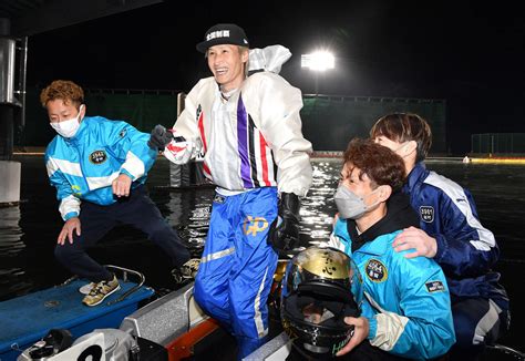 白井英治が師匠の今村豊氏に捧げる黄金のヘルメット 師弟悲願のグランプリ制覇／大村sg ボート写真ニュース 日刊スポーツ
