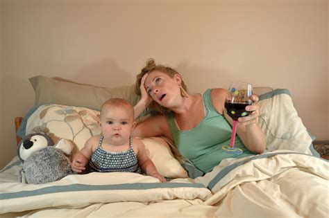 와이드 깨어 7 개월 오래 된 아기 소녀 부모의 침대에서 피곤 한 어머니와 함께 마시는 와인 한 잔 부모에 대한 스톡 사진 및 기타 이미지 Istock