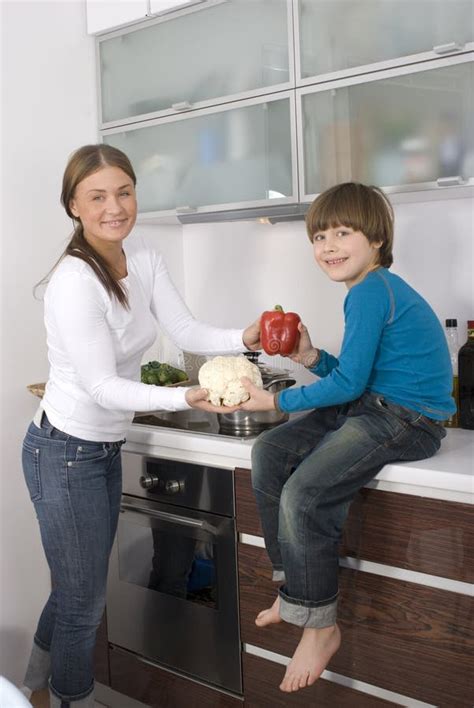 Jongen En Zijn Moeder Stock Foto Afbeelding Van Koken 12237766