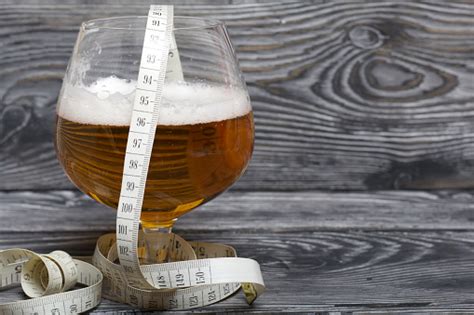 측정 테이프에 싸인 맥주 한 잔 기모 소나무 보드에 세계 아니 다이어트 의 날의 상징 개념에 대한 스톡 사진 및 기타 이미지