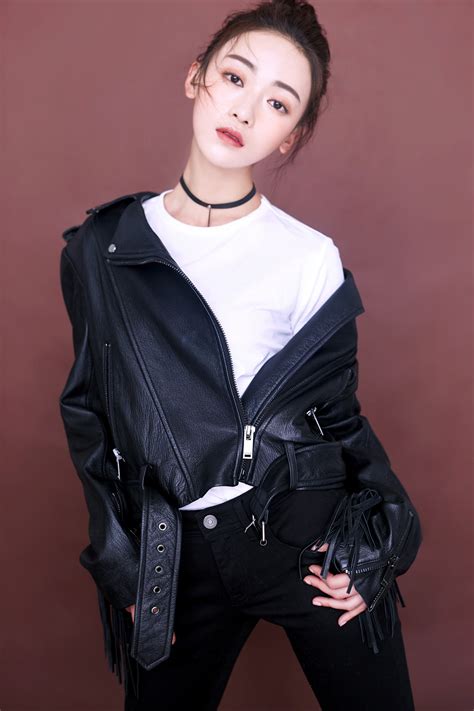 《凤囚凰》少女太后吴谨言 皮衣choker演绎最潮太后