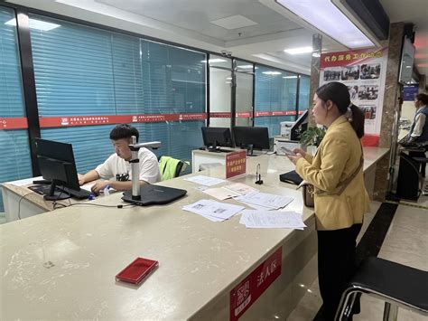 龙里县完成首例不动产“带押过户”登记抵押交易业务