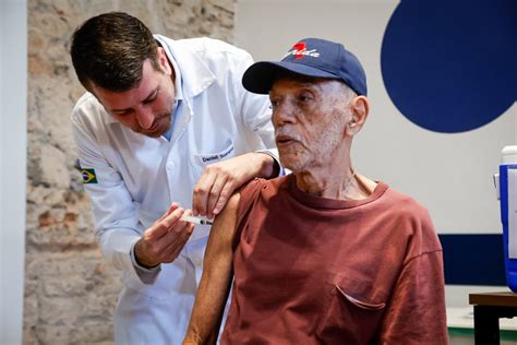 Rio começa a vacinar maiores de 80 anos contra a covid 19 JN 1
