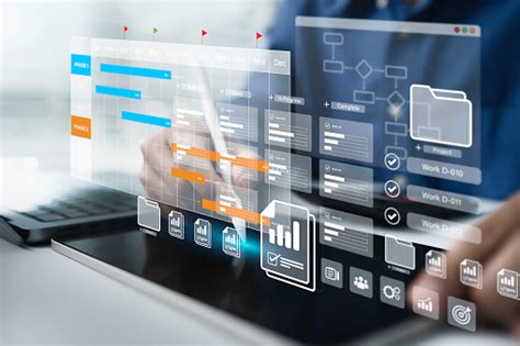 프로젝트 관리 도구 개념 사업가들은 노트북을 사용하여 작업 프로젝트를 관리하고 Gantt 차트 일정으로 작업을 비즈니스 계획 및 진행 상황으로 업데이트합니다 계획 소프트웨어