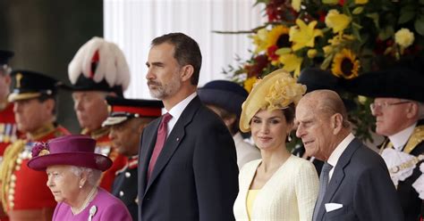 나란히 선 영국과 스페인 국왕 부부