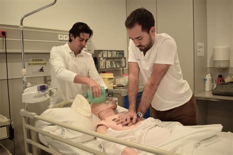 24 Podólogos Del Máster En Cirugía Podológica Del Antepié Aprenden A