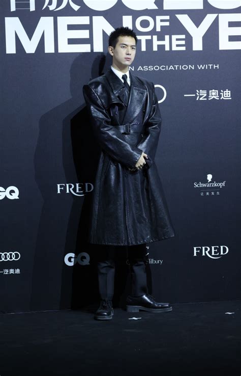 李现帅气亮相gq年度人物盛典 衬衫领带配皮质风衣超帅