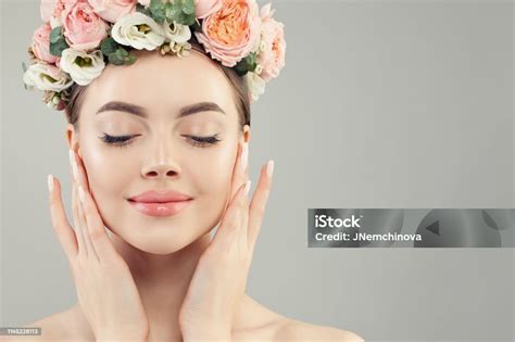아름 다운 여자 얼굴 근접 촬영 맑은 피부 잘 손질 된 손톱과 꽃으로 건강 한 스파 모델 건강관리와 의술에 대한 스톡 사진 및 기타 이미지 Istock