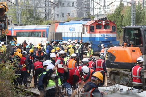 무궁화호 탈선 사고…선로 복구중 네이트 뉴스