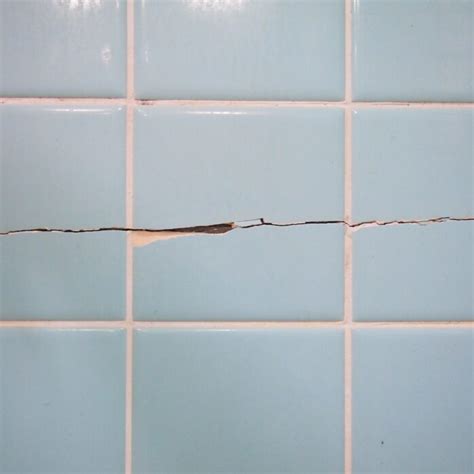 お風呂場のタイルがひび割れた！剥がれた！タイル貼りで寒い！タイルリフォームって可能？