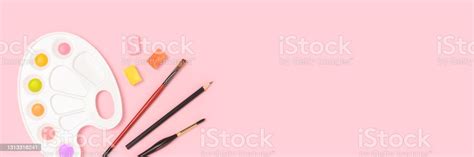 분홍색 배경에 수채화 팔레트와 페인트 브러시가 있는 배너 0명에 대한 스톡 사진 및 기타 이미지 0명 개념 개체 그룹