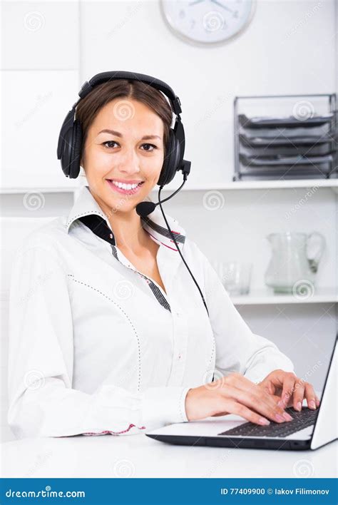 Donna Che Parla Con Il Cliente Fotografia Stock Immagine Di Dialogo