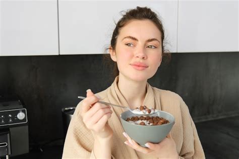 Free Photo Goodlooking Brunette Woman Eating Her Breakfast Standing