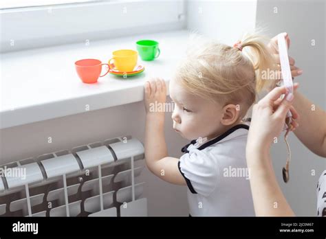 Mère Qui Fixe Lprothèse Auditive Dimplant Cochléaire De Sa Fille