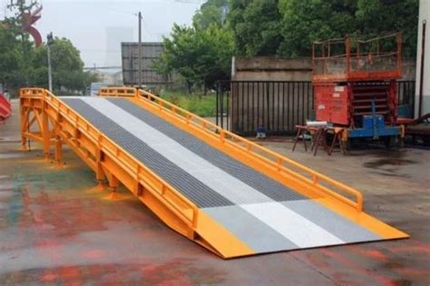 Mild Steel Hydraulic Loading Ramp For Loading Unloading Lifting Capacity 6 Ton At 325000