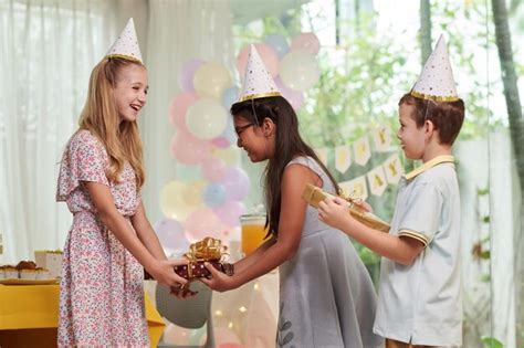 Niños dando regalos de cumpleaños Foto Premium