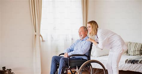 건강 방문자 또는 간호사와 가정 방문 중 휠체어를 탄 노인 창밖을 내다보는 남자와 여자 사진 Unsplash의 의료