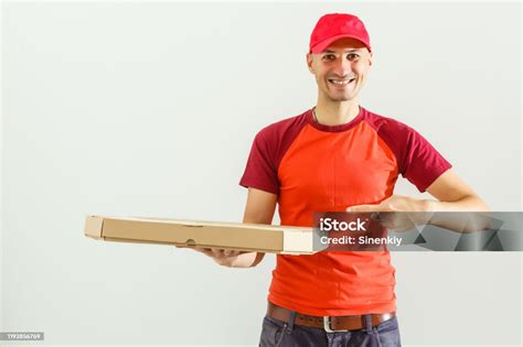티셔츠와 캡으로 배달 서비스에서 행복한 남자의 사진은 음식 주문을주고 흰색 배경 위에 고립 된 피자 상자를 들고 30 39세에 대한 스톡 사진 및 기타 이미지 Istock