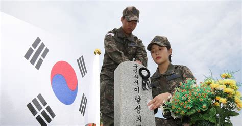 현충원 묘비 닦는 공군기상단 장병