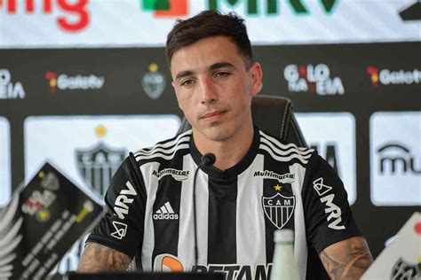 Fotos Da Apresentação Do Lateral Direito Renzo Saravia No Atlético