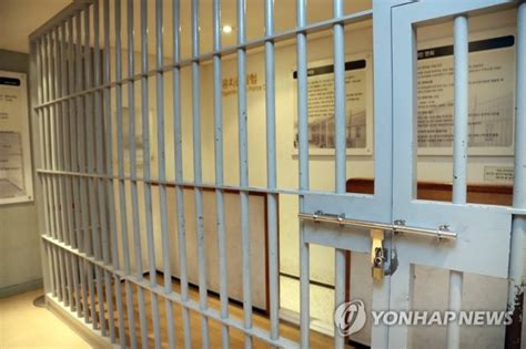 남자친구 흉기 위협 여고생 유치장서 벌인 짓이 소름 헉스