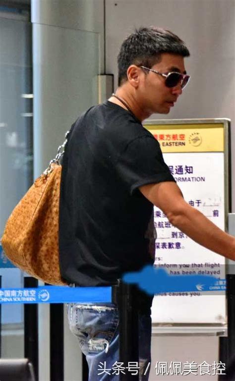 超級幸福！好男人沙寶亮一路替老婆背包，刻意保持距離保護家人 每日頭條