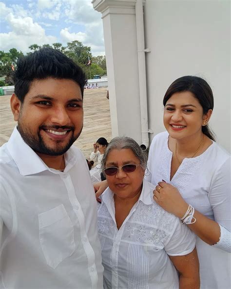 මඟ දෙපස හම්බුණ ළමයින්ට පාසල් උපකරණ සමඟ පොත් ලබාදුන්නා කාලයට
