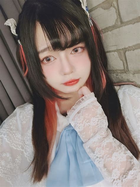 快告訴老實說熊熊🐻 你比較喜歡aka戴哪個隱眼？ 平常表演應該是不會戴紅色啦 紅色是私底下的skin