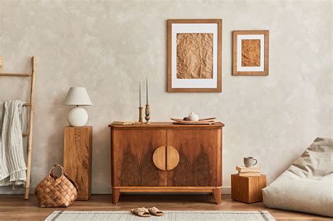 세련된 복고풍 컴모드 모의 포스터 프레임 및 액세서리와 중립 거실의 인테리어 디자인 템플렛 공간을 복사합니다 가정 생활에 대한 스톡 사진 및 기타 이미지 Istock