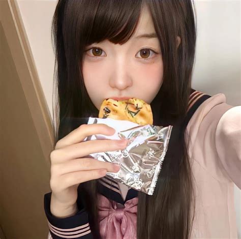 真人女生头像可爱捂嘴笑腮红樱花窗边饮料面 高清图片堆糖美图壁纸兴趣社区