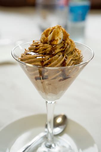 바닐라 커피 초콜릿 푸딩 무스와 캐러멜 시럽을 유리 컵 위에 올려 놓으십시오 0명에 대한 스톡 사진 및 기타 이미지 0명 갈색 달콤한 음식 Istock