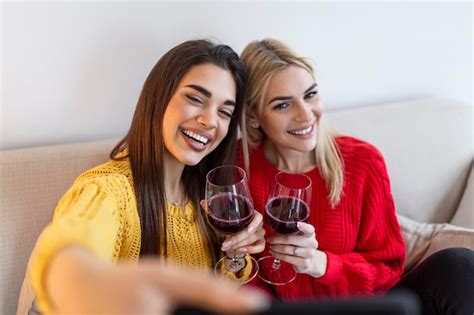 Amigos Animados Tirando Selfie E Rindo Foto Interna De Duas Garotas