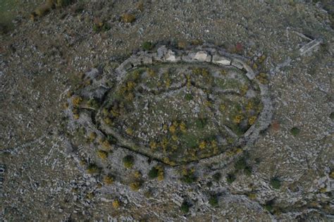 Kështjella E Hotit Dominuese E Rrugës Kufitare Me Malin E Zi Amfora