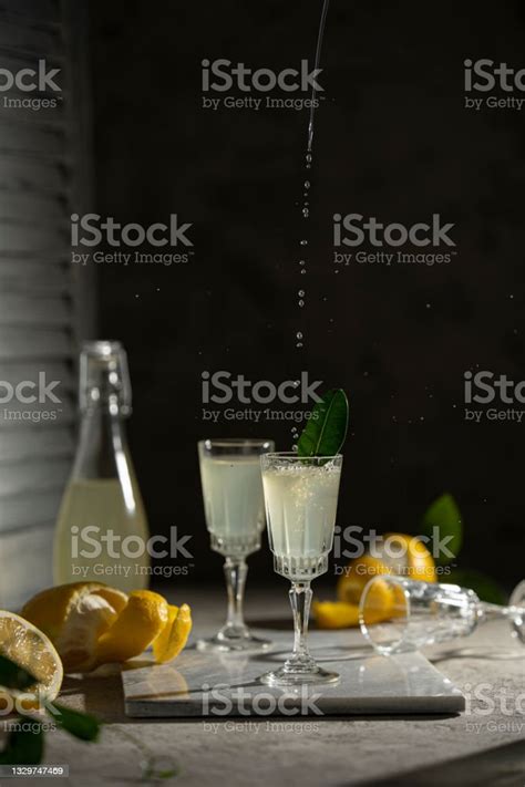 레몬첼로는 작은 안경과 검은 색 배경에 병 레몬에서 전통적인 이탈리아 리큐어 리몬첼로에 대한 스톡 사진 및 기타 이미지 리몬